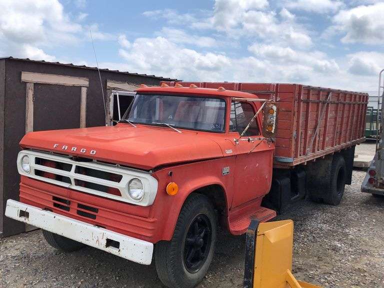 1972 DODGE FARGO D600 TRUCK /W BOX & HOIST - Wild Rose Auction Services