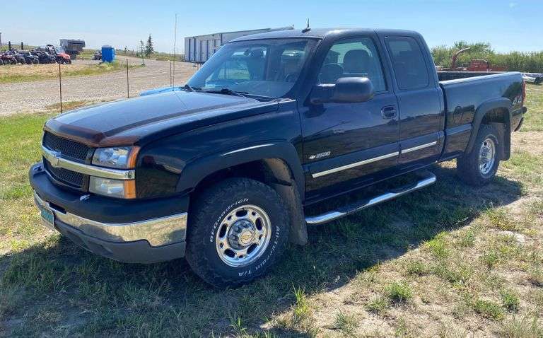 2003 CHEVROLET SILVERADO 2500 4X4 - Wild Rose Auction Services
