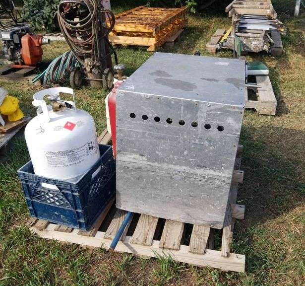 2 PROPANE TANKS (20 & 30 LBS), OXYGEN TANK, METAL CRATE - Wild Rose ...