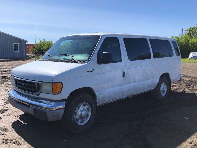 2003 FORD E-350 ECONOLINE WAGON - Wild Rose Auction Services