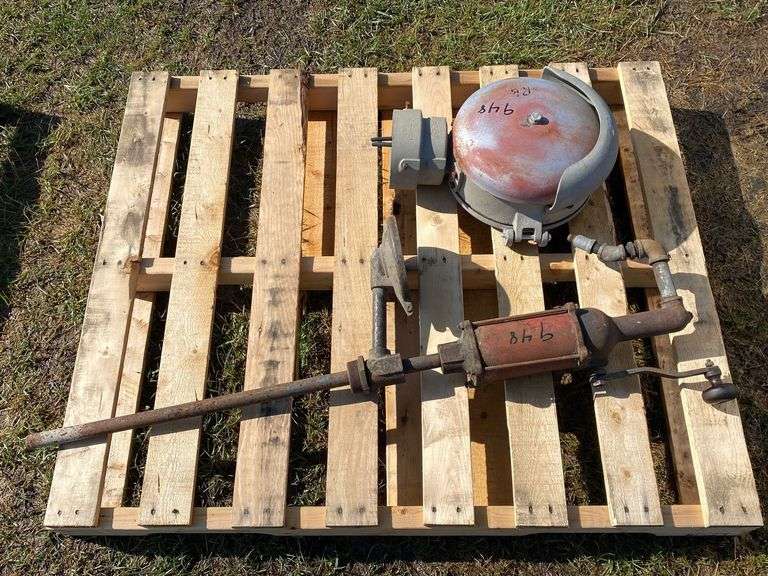 (1) 1 QUART-STROKE OIL PUMP, APPROX. 4'X1', (1) WC HAYES WESTERN CULLEN ...