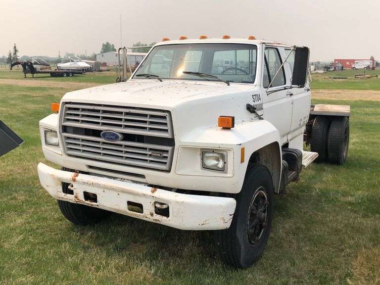 1991 FORD F800 CREW CAB - Wild Rose Auction Services