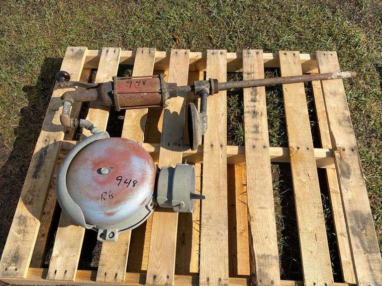 (1) 1 QUART-STROKE OIL PUMP, APPROX. 4'X1', (1) WC HAYES WESTERN CULLEN ...