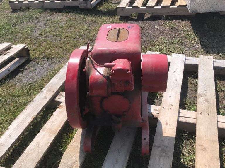 VINTAGE HIT AND MISS STATIONARY GAS ENGINE - Wild Rose Auction Services