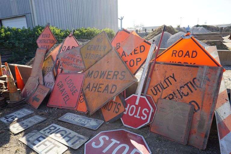 Assorted road signs - World Wide Auction Inc