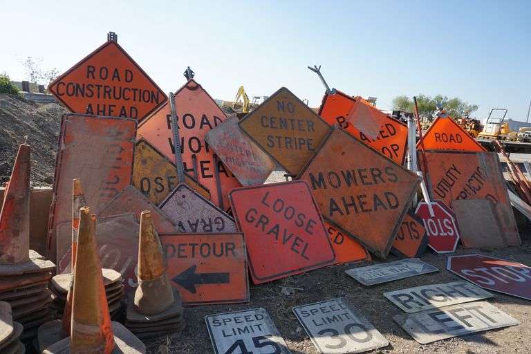 Assorted road signs - World Wide Auction Inc