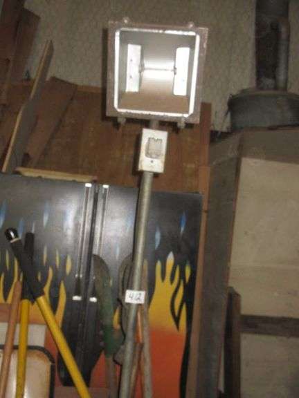 TALL WORK LIGHT ON STAND - World Wide Auction Inc