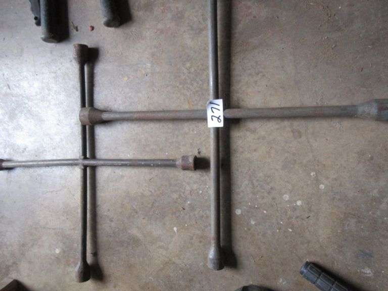 FOUR WAY SPINNER LUG NUT WRENCHES - World Wide Auction Inc