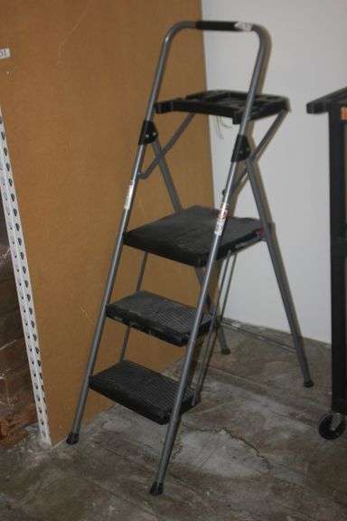 WERNER 3-STEP FOLDING LADDER WITH PAINTERS TRAY - World Wide Auction Inc