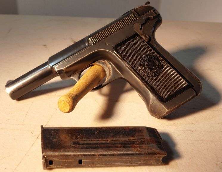 Savage .32 semi auto pistol w/clip - W. Yoder Auction