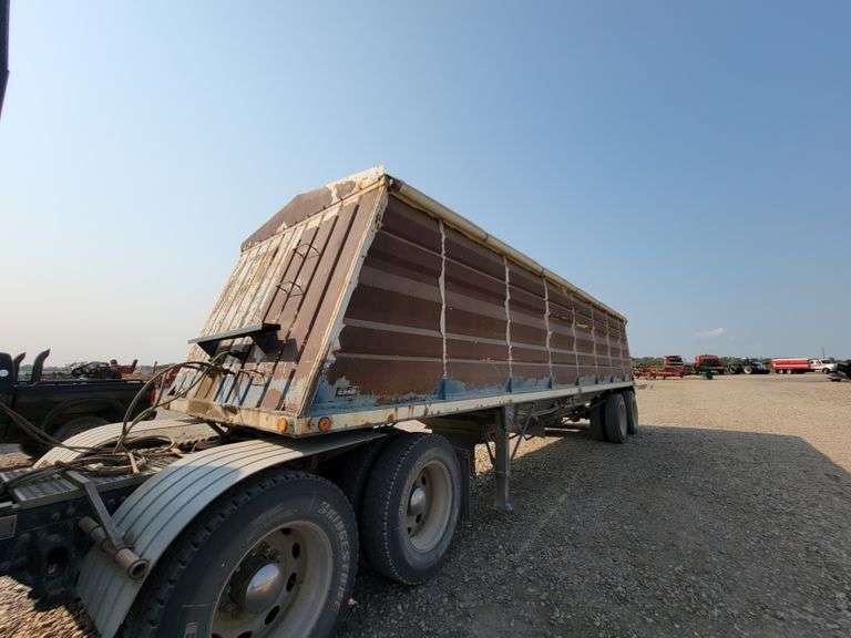 1988 Univision 33 Ft. Grain Trailer - Yorkton Auction Centre