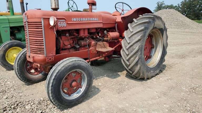 IH 600 Tractor - Yorkton Auction Centre