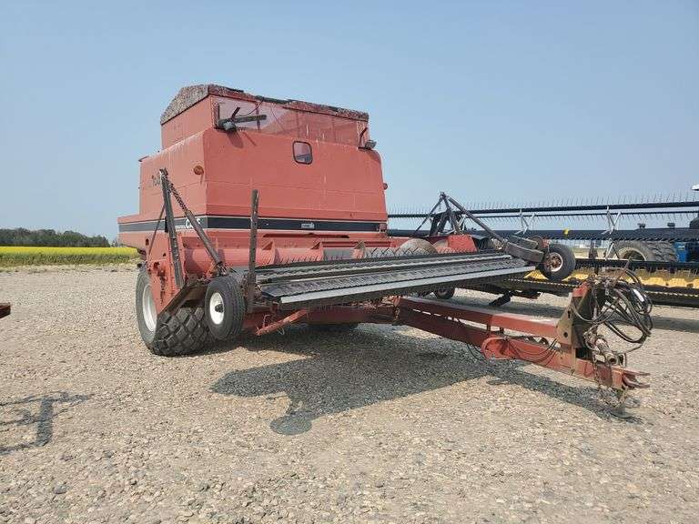 1987 International 1682 Pull Type Combine - Yorkton Auction Centre