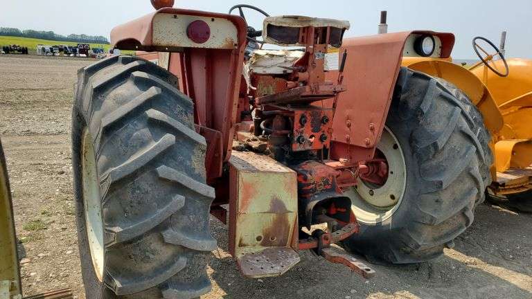 Cockshutt 1550 Tractor - Yorkton Auction Centre