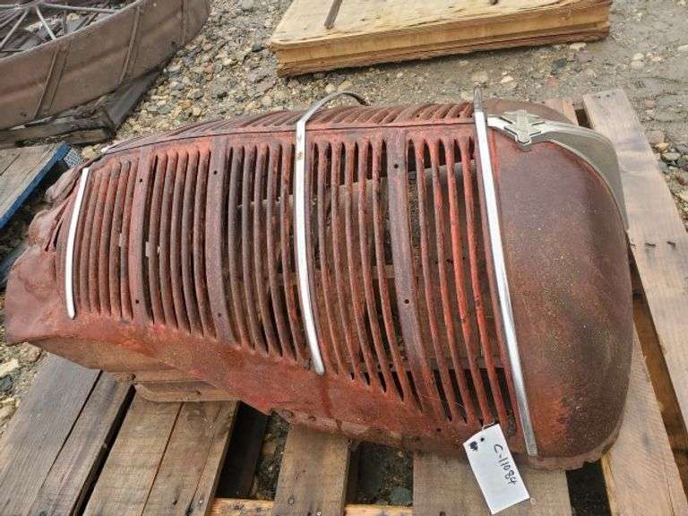 Vintage International Tractor Grill - Yorkton Auction Centre