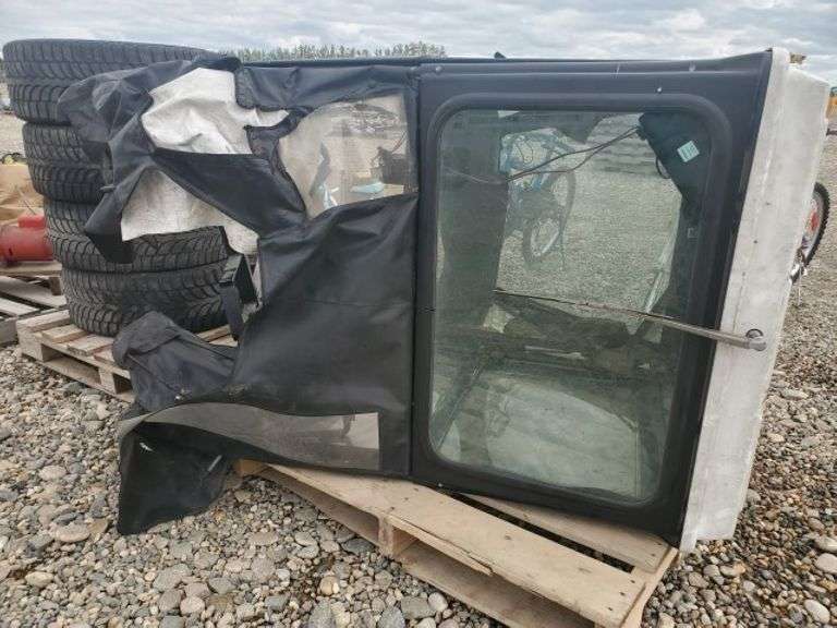 Universal Tractor Cab - Yorkton Auction Centre