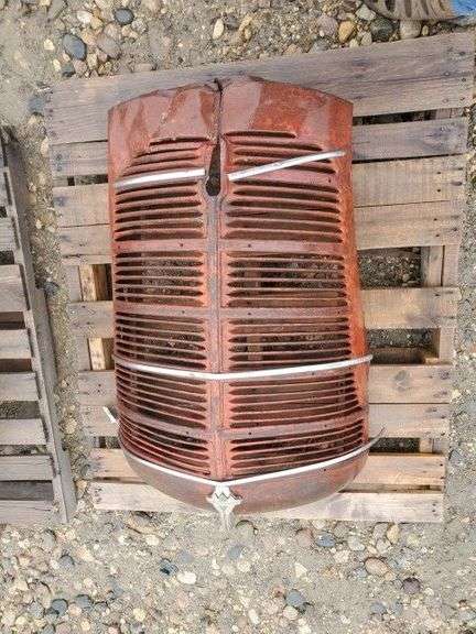 Vintage International Tractor Grill - Yorkton Auction Centre