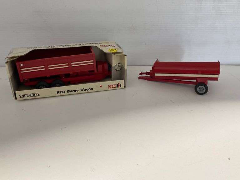 2 - Case Wagons 1/32 Scale - Yorkton Auction Centre