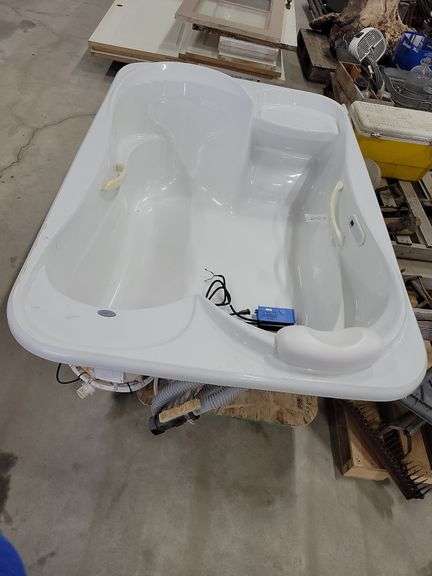 Maax Collection Jacuzzi Bathtub - Yorkton Auction Centre