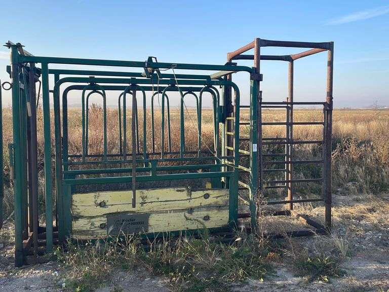 Mr. Squeeze Cattle Chute W/ Palpation Gate - Yorkton Auction Centre