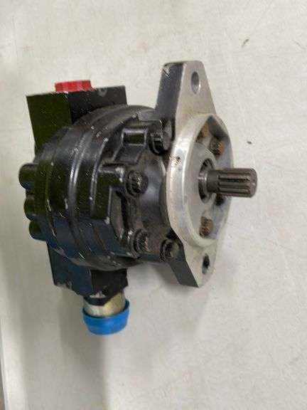 Hydraulic Pump For Versatile 835/855/875 - Yorkton Auction Centre