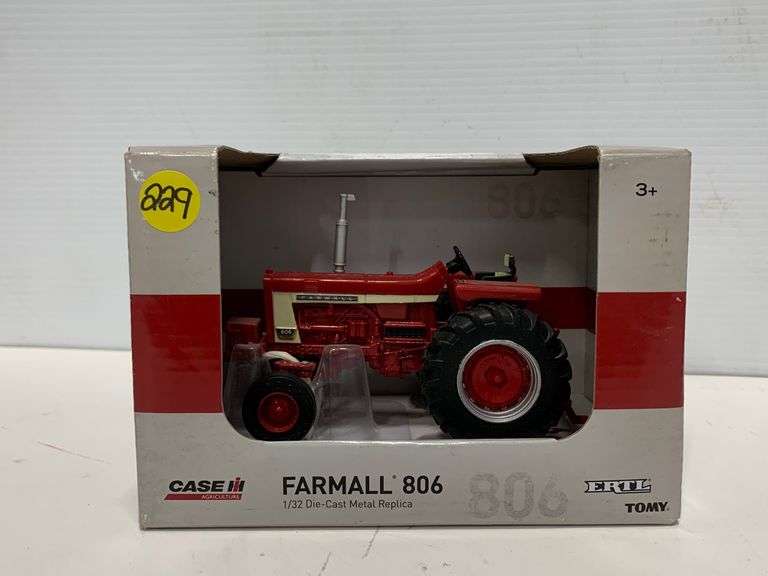 Case International Farmall 806- 1:32 Scale - Yorkton Auction Centre