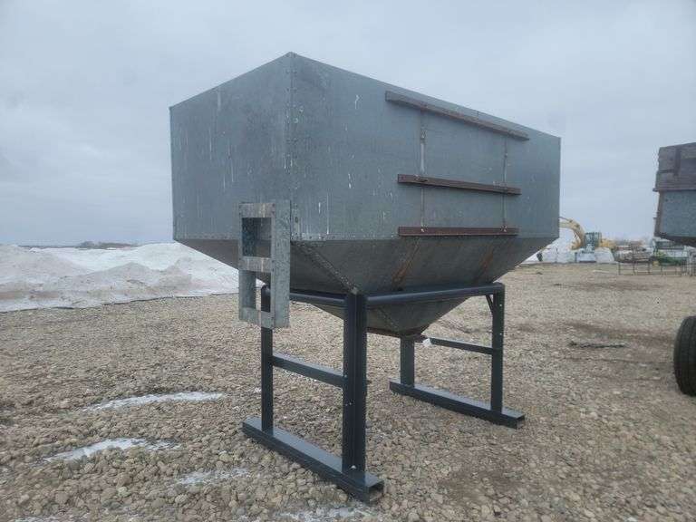 Hopper Box Approx 140 Bushel On Stand - Yorkton Auction Centre