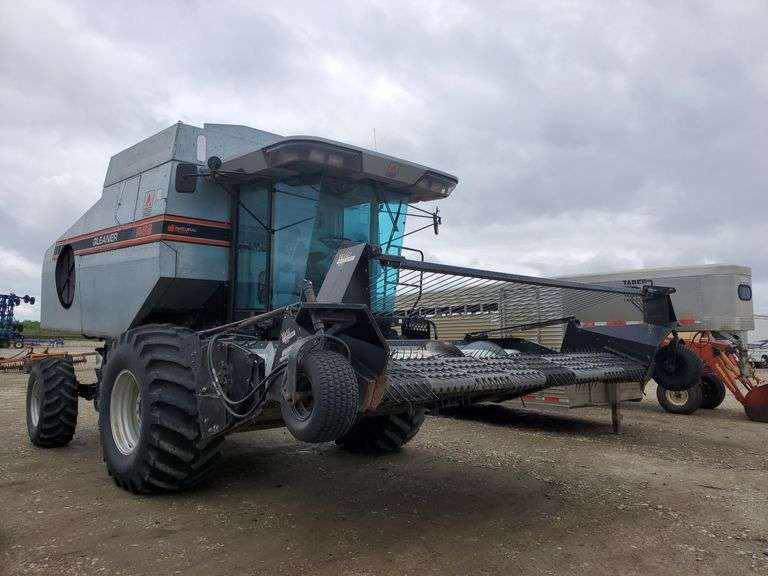 Gleaner R62 Combine R6218059 - Yorkton Auction Centre