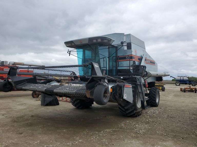 Gleaner R62 Combine R6218059 - Yorkton Auction Centre