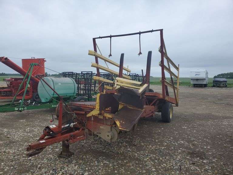 New Holland 1000 Series Stackliner Bale Wagon - Yorkton Auction Centre