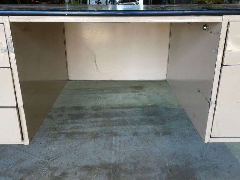 Metal Office Desk - Yorkton Auction Centre