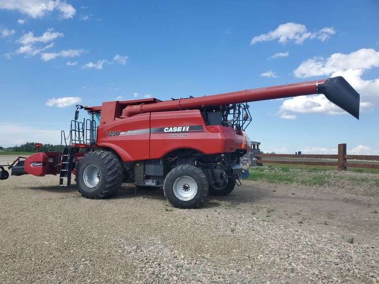 2012 Case 7230 Combine W/ Pick Up Header YCG215062 - Yorkton Auction Centre