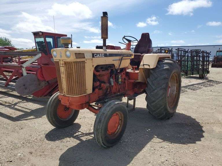 1968 Case 830 Tractor 8333541 - Yorkton Auction Centre