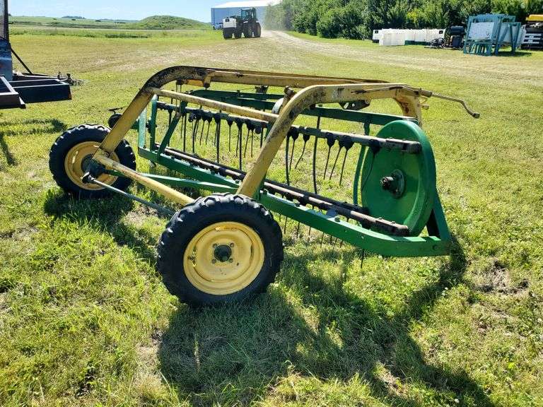 John Deere Side delivery rake - Yorkton Auction Centre
