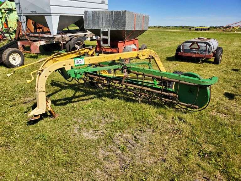 John Deere Side delivery rake - Yorkton Auction Centre