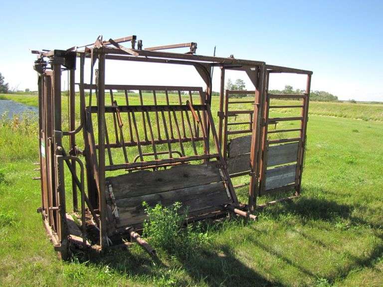 Hi Qual head gate, chute, and palp cage - Yorkton Auction Centre
