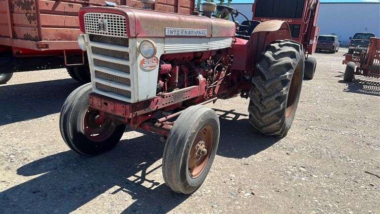 International 560 Tractor - Yorkton Auction Centre