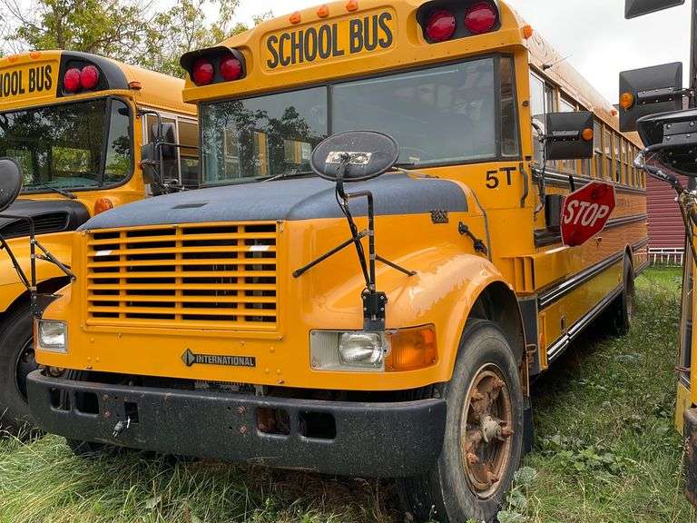 #5T 2000 INTERNATIONAL BUS 1HVBBABM9YH276239 - Yorkton Auction Centre