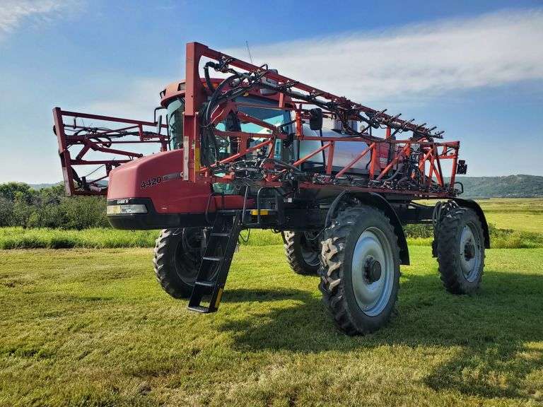 2009 Case Patriot 4420 Sprayer Y9TC26C73 - Yorkton Auction Centre