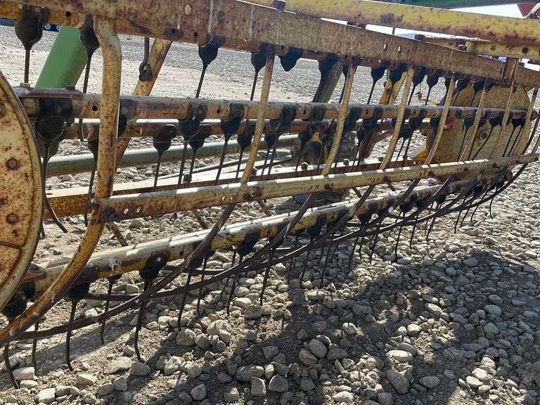 John Deere 660 Hay Rake 290043E - Yorkton Auction Centre
