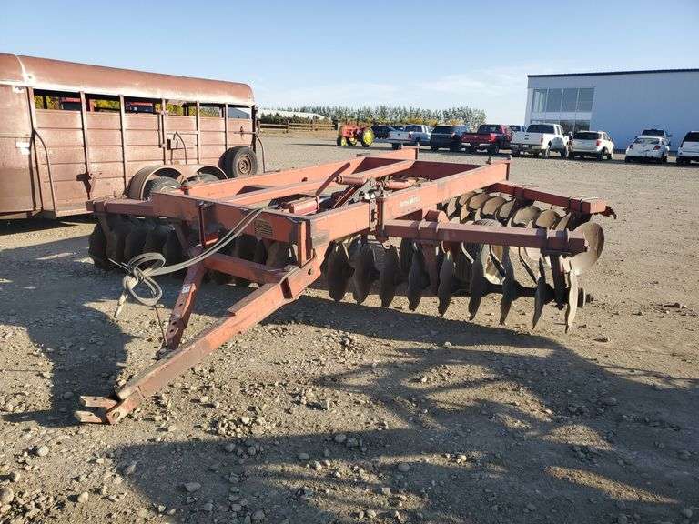 Hutchmaster 16' Double Offset Heavy Disc - Yorkton Auction Centre
