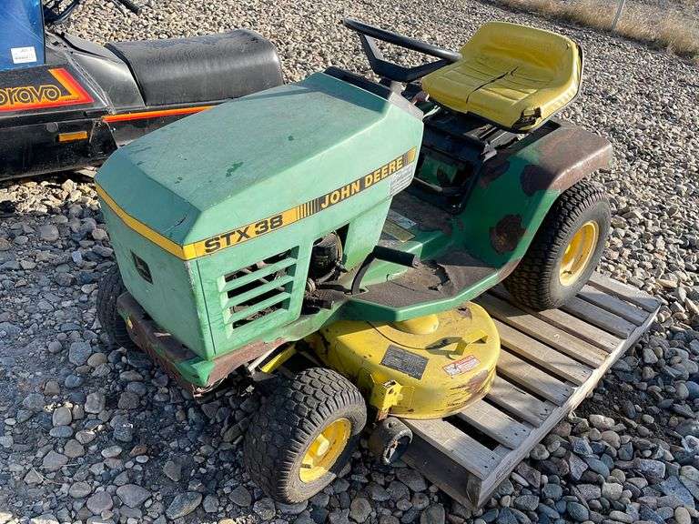 John Deere STX38 Riding Mower M00STXB1196 - Yorkton Auction Centre