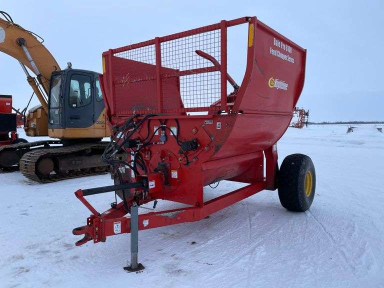 Bale Pro 8100 Feed Chopper Series Bale Shredder - Yorkton Auction Centre