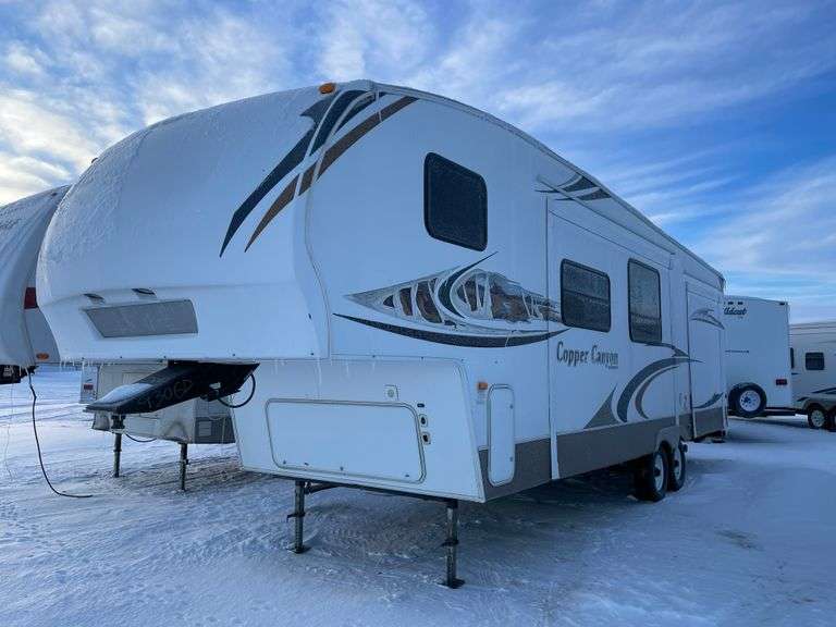 2009 KEYSTONE Copper Canyon RV Trailer 29' - Yorkton Auction Centre