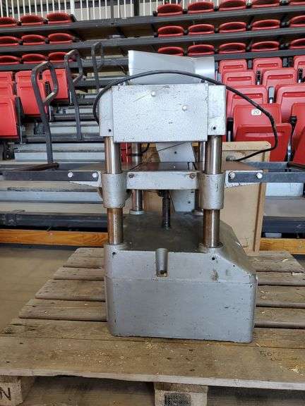 15" Busy Bee 2HP Thickness Planer - Yorkton Auction Centre