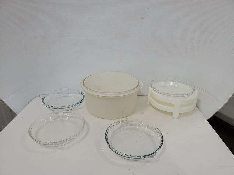 Tupperware Pie Container & 4 Glass Pie Plates - Yorkton Auction Centre