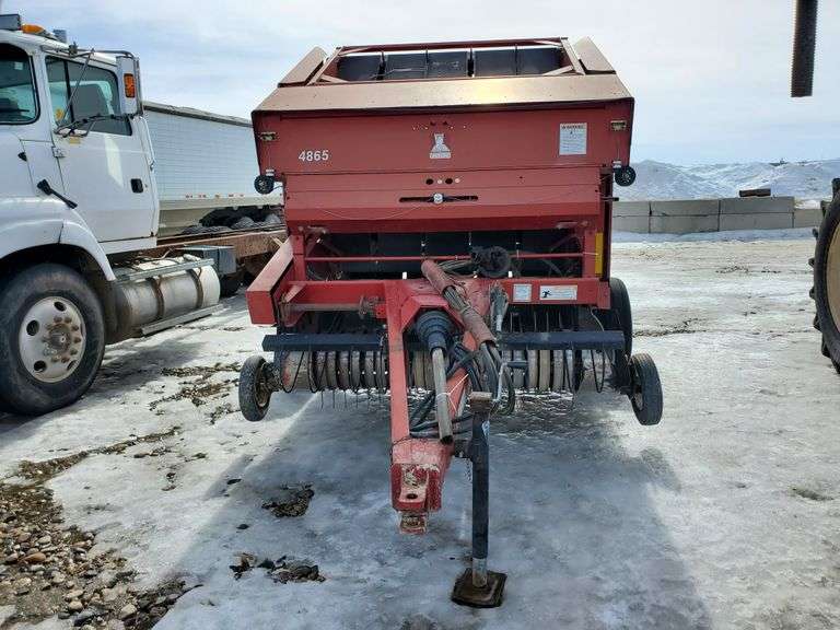 New Idea 4865 Round Baler - Yorkton Auction Centre