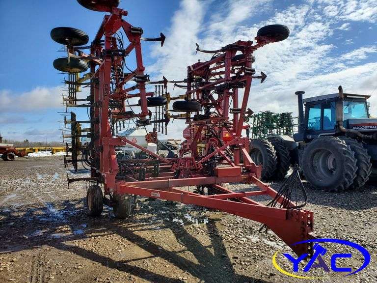 IH 5600 Chisel Plow - 50 Ft. - Yorkton Auction Centre