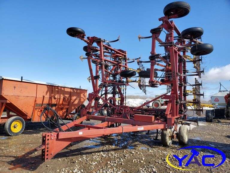 IH 5600 Chisel Plow - 50 Ft. - Yorkton Auction Centre