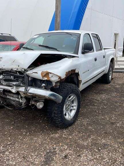 2000 DODGE DAKOTA V8 Quad CAB 4WD - Yorkton Auction Centre